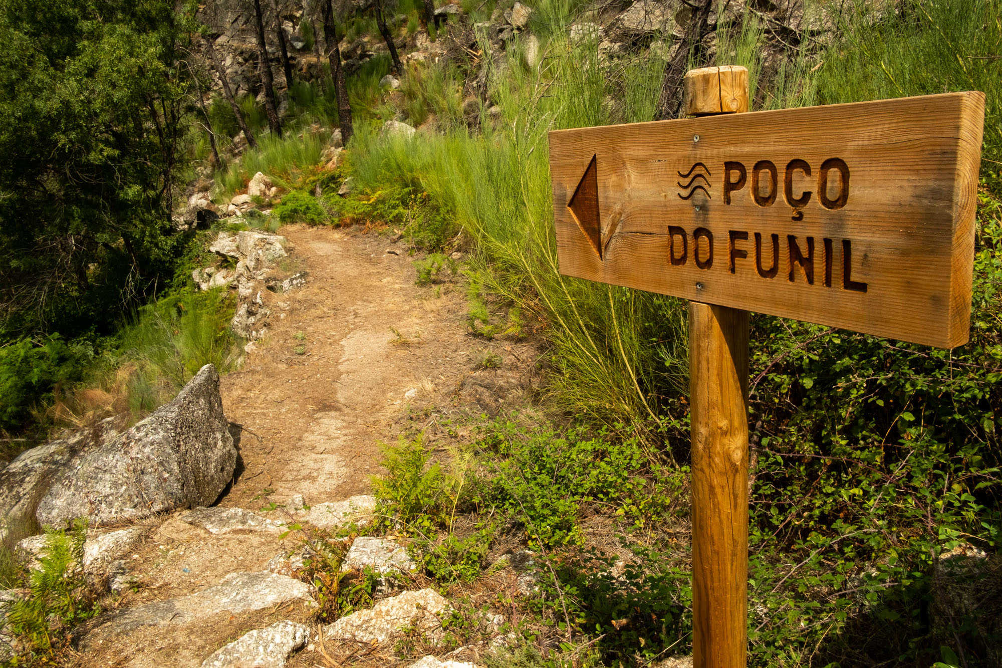 Cortes do Meio, a capital das piscinas naturais – Trilhos & Milhas