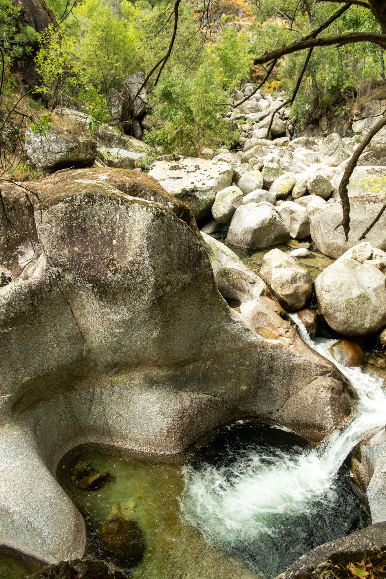 Cortes do Meio, a capital das piscinas naturais – Trilhos & Milhas