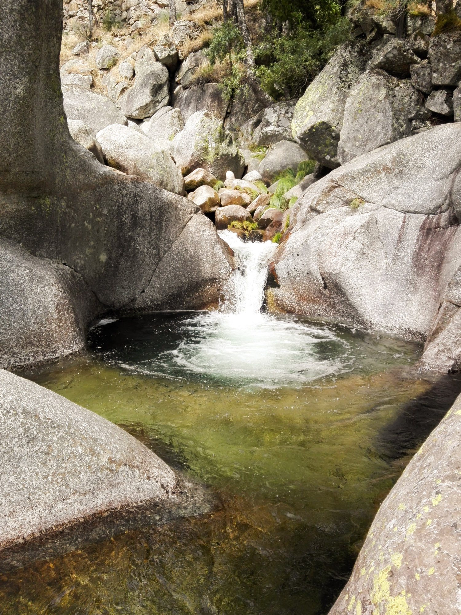 Cortes do Meio, a capital das piscinas naturais – Trilhos & Milhas