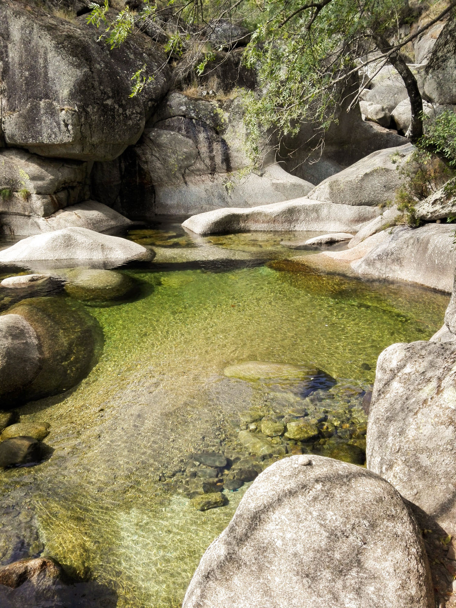 Cortes do Meio, a capital das piscinas naturais – Trilhos & Milhas