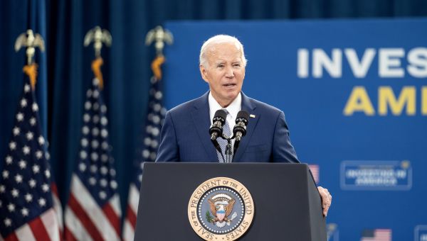 Biden tries to shift the focus from Bidenomics to Trumpenomics ...
