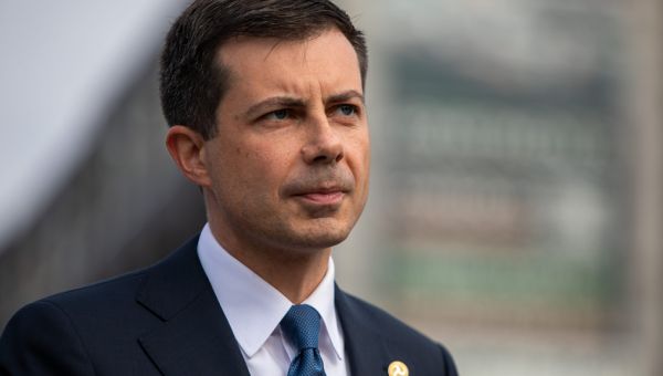 Pete Buttegieg takes heat for FAA computer outage - – Article Bias ...