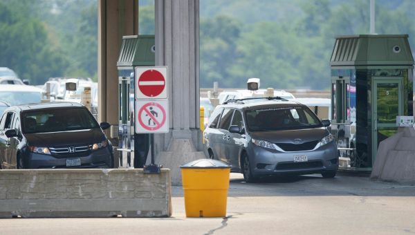 Vehicle explosion at Rainbow Bridge closes U.S.-Canada border crossings ...