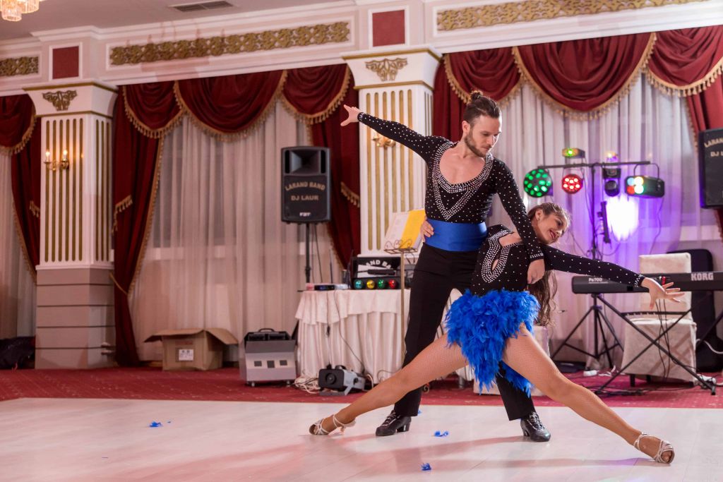 Dansatori Profesionisti Pentru Petrecerea Dumneavoastra: Look ...