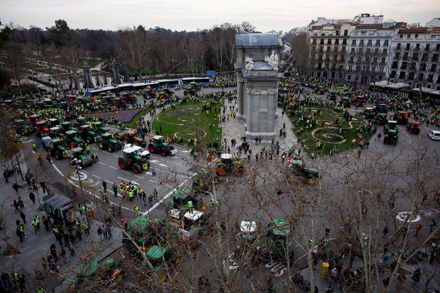 Protesting Spanish farmers drive hundreds of tractors to Madrid ...