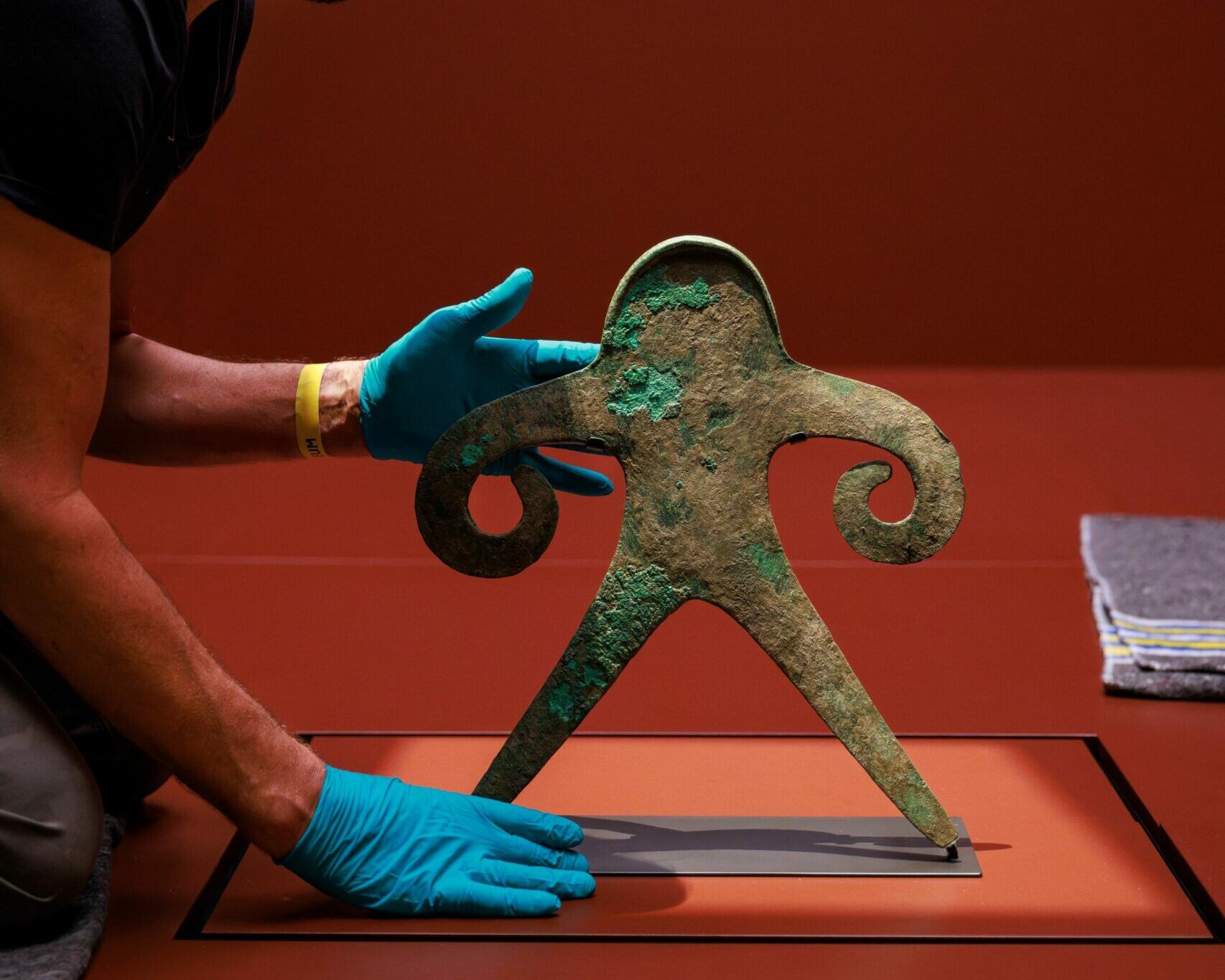 Secret mirrors, hidden scrolls: show of Asian Bronze old and new ...