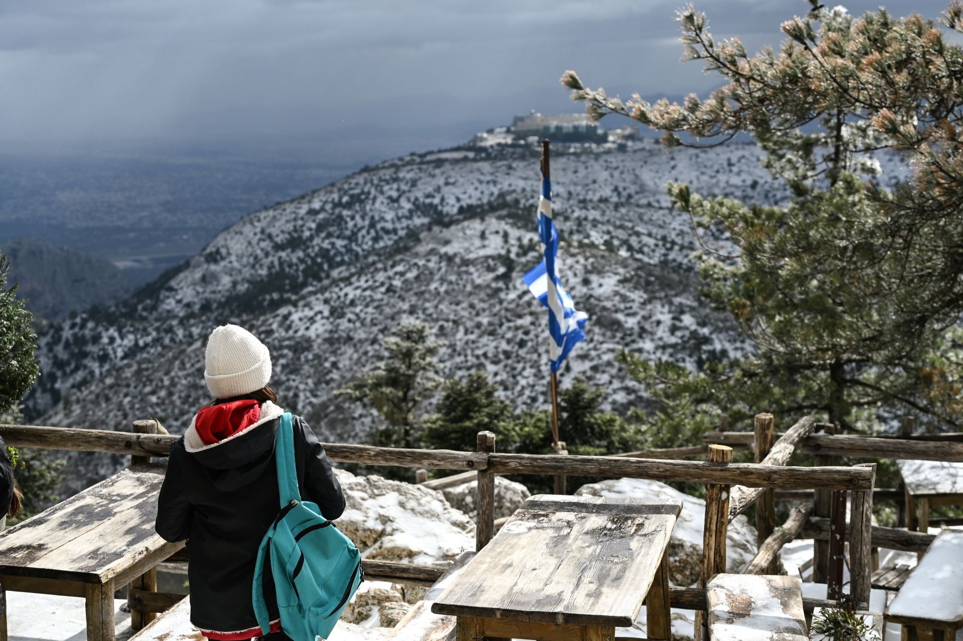 Snowfall and steep temperature drop across mainland Greece ...