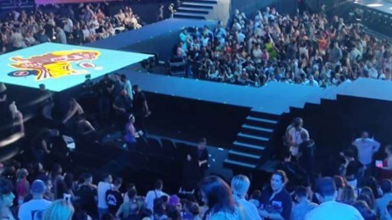 MAD VMA 2022: Fight breaks out between Greek trappers Snik and Light ...